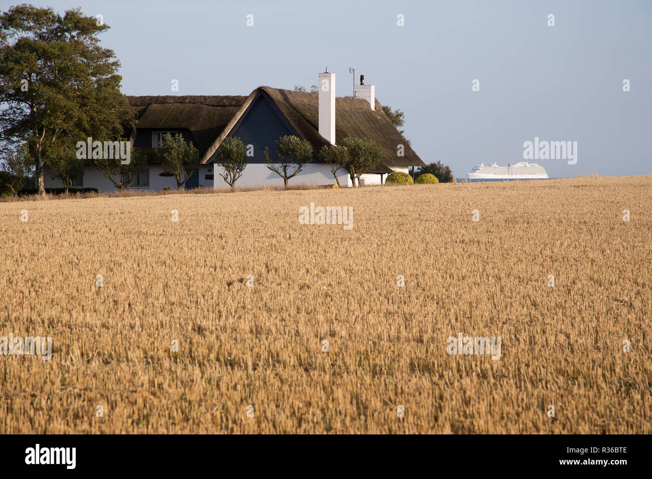 ship and house Stock Photo - Alamy