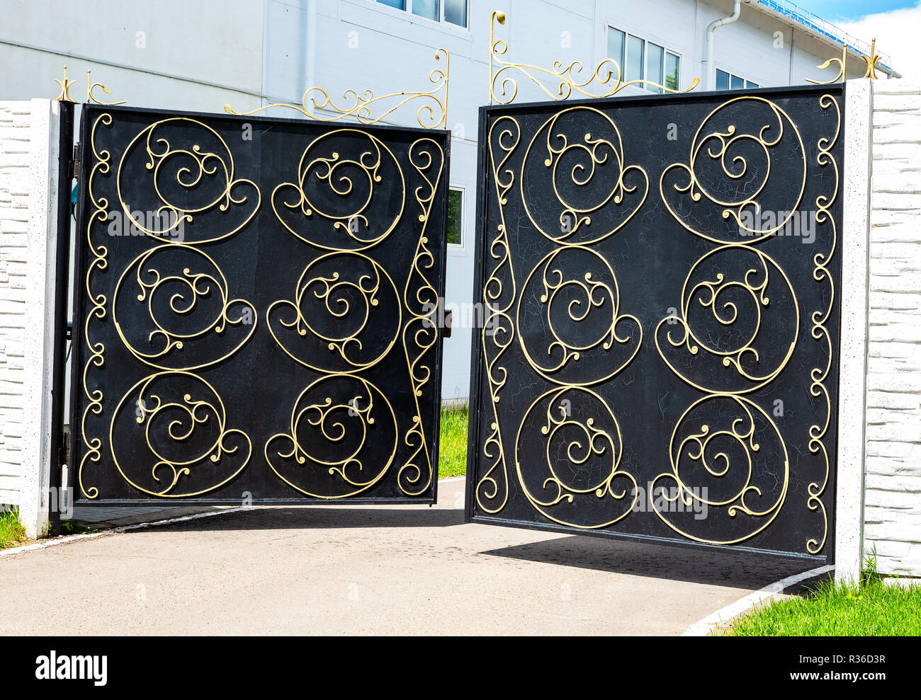 Golden and black iron gate hi-res stock photography and images - Alamy