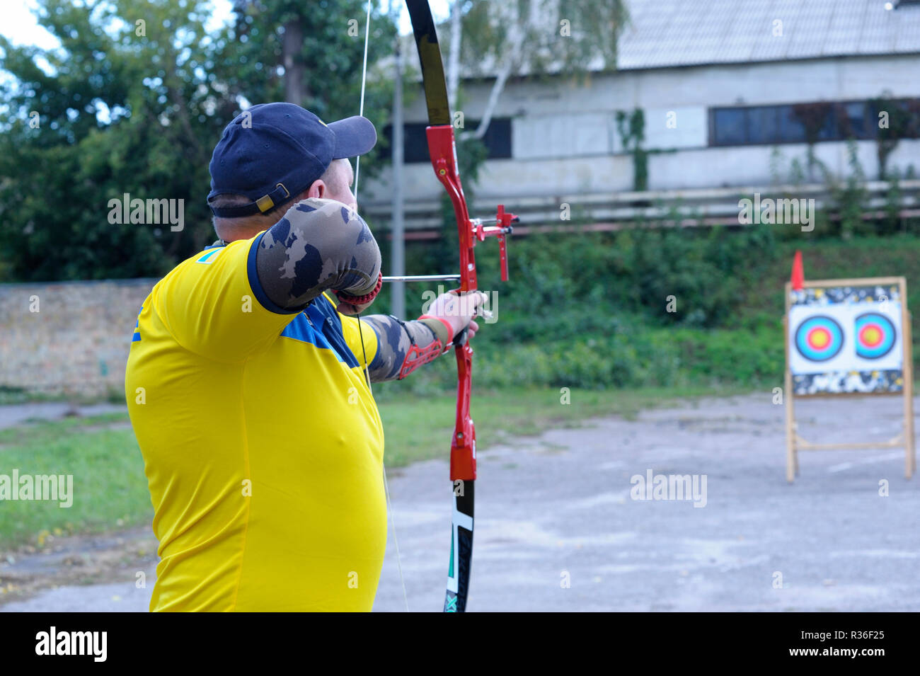 Male archer taking aim at a target hi-res stock photography and images ...