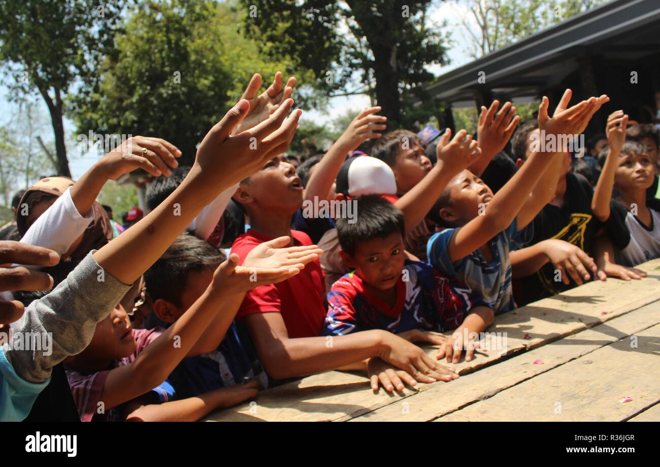 Madiun, Indonesia. 20th Nov, 2018. Residents signaled by raising their ...