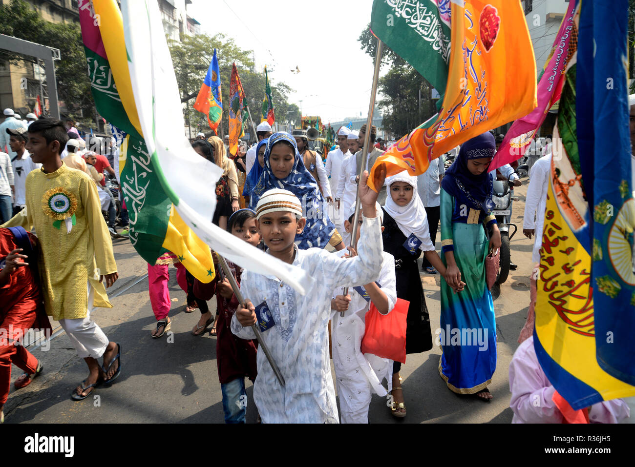 Kolkata, India. 21st Nov, 2018. Muslim girls and Muslim children take ...