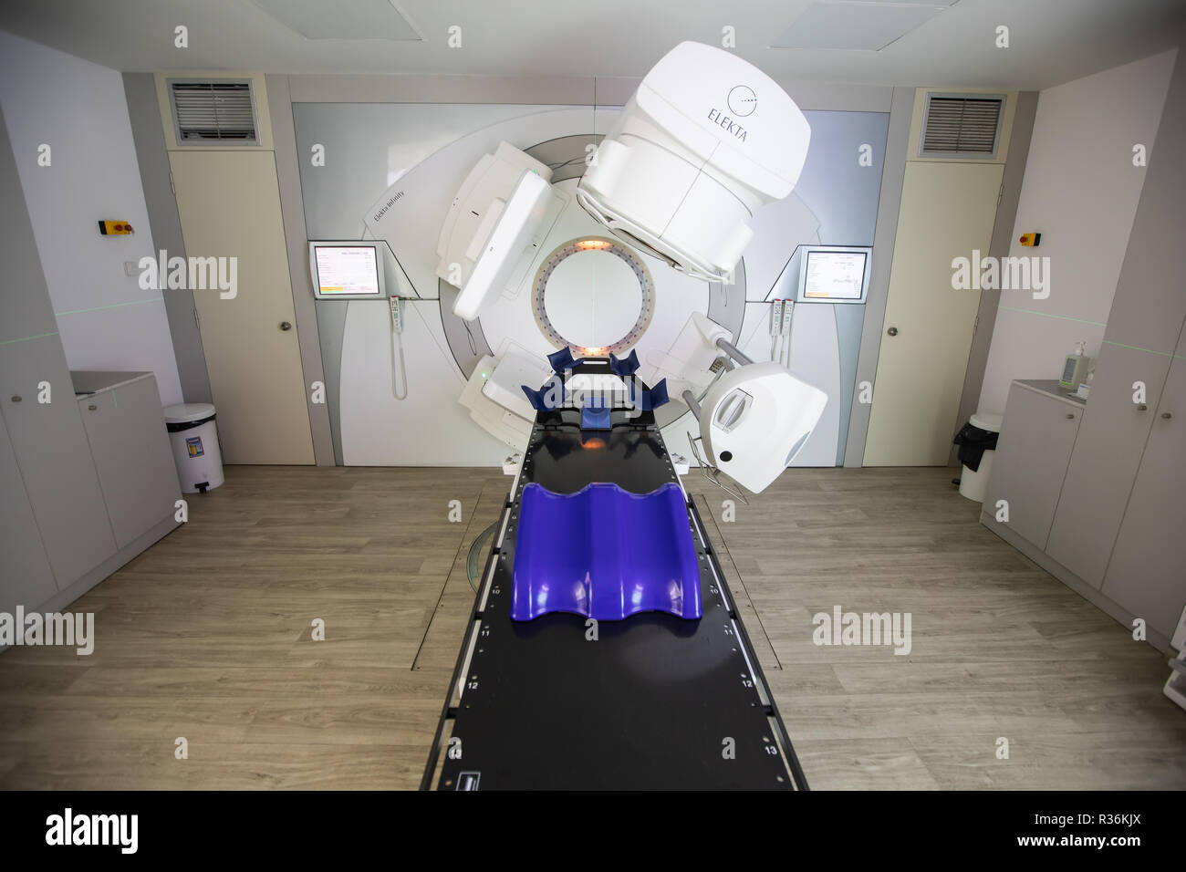 Acelerador lineal hi-res stock photography and images - Alamy