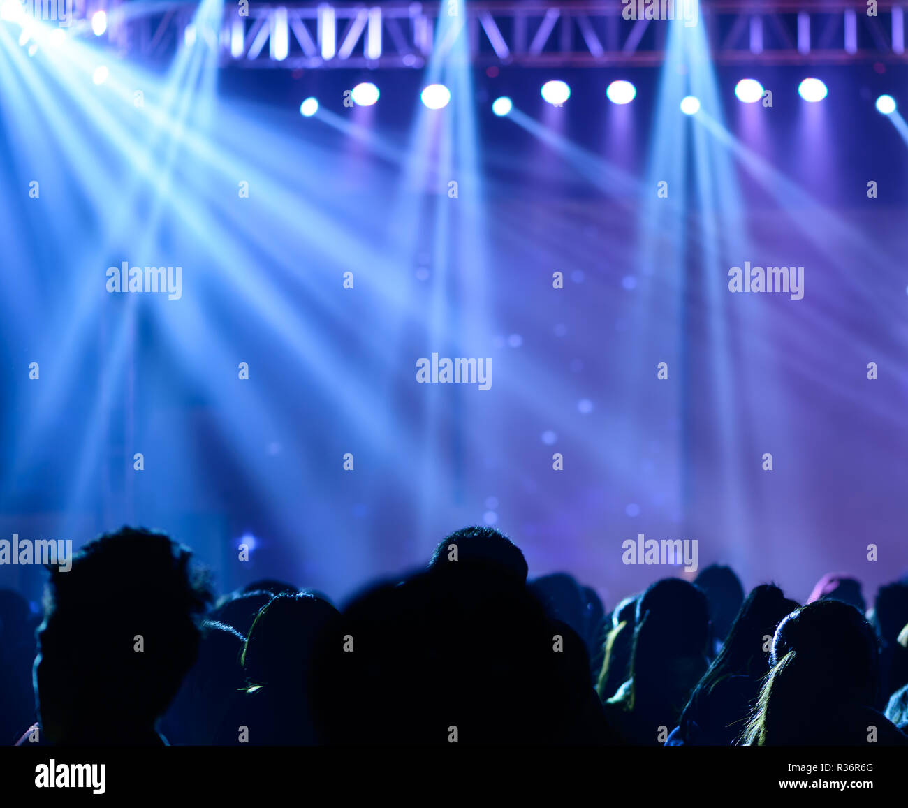 Theater audience back of heads hi-res stock photography and images - Alamy