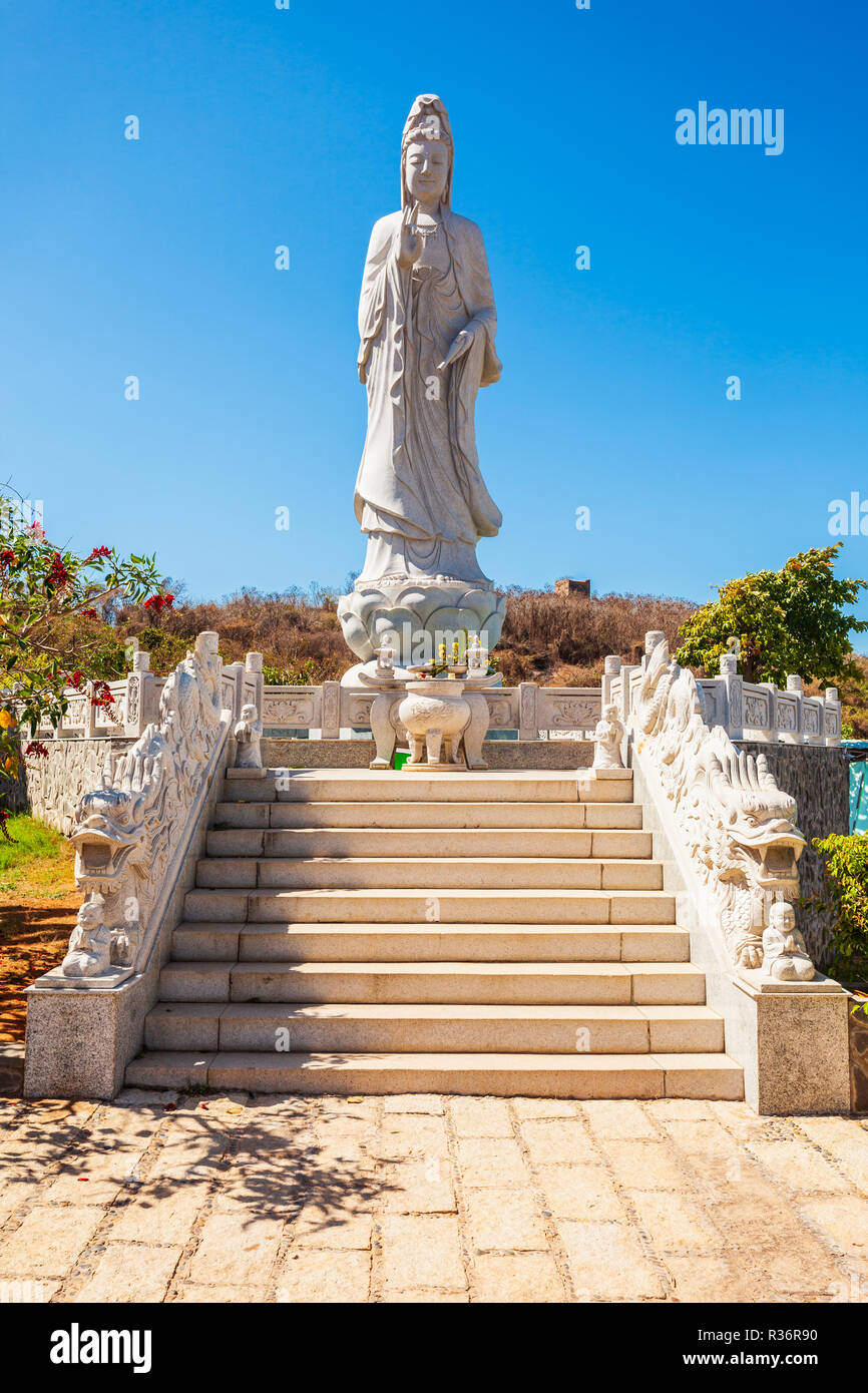 Buddha statue at the Buu Son Buddhist Temple near the Poshanu or Po ...