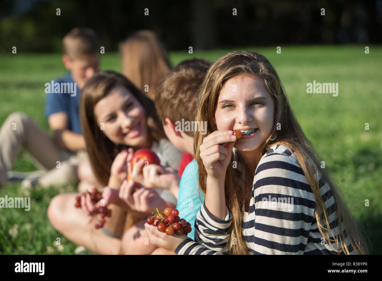 Teens eating healthy group hi-res stock photography and images - Alamy
