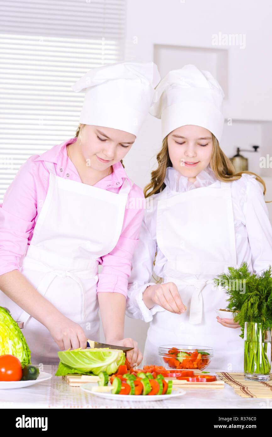 Teens cook hi-res stock photography and images - Alamy