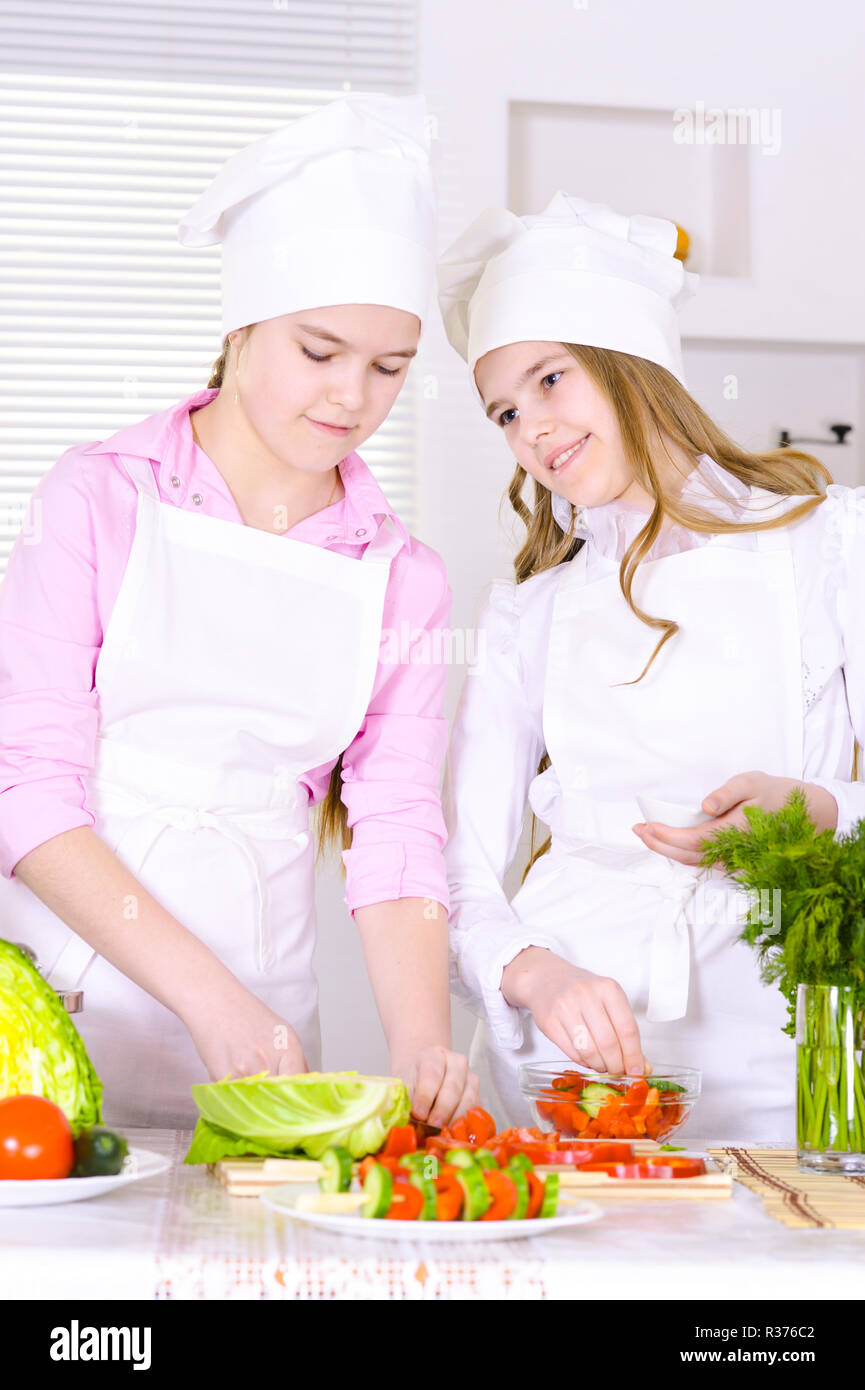 Teens cook hi-res stock photography and images - Alamy
