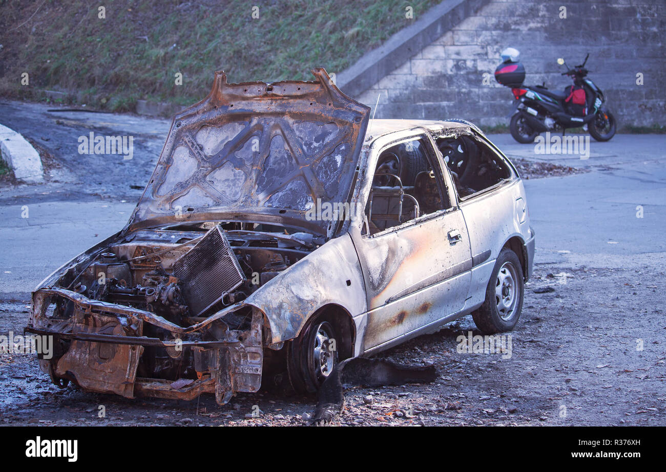 Closeup photo of a burnt out car wreck, fire damage Stock Photo - Alamy
