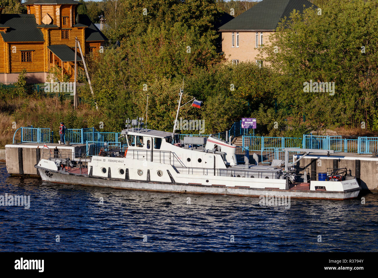 Docked barge hi-res stock photography and images - Alamy