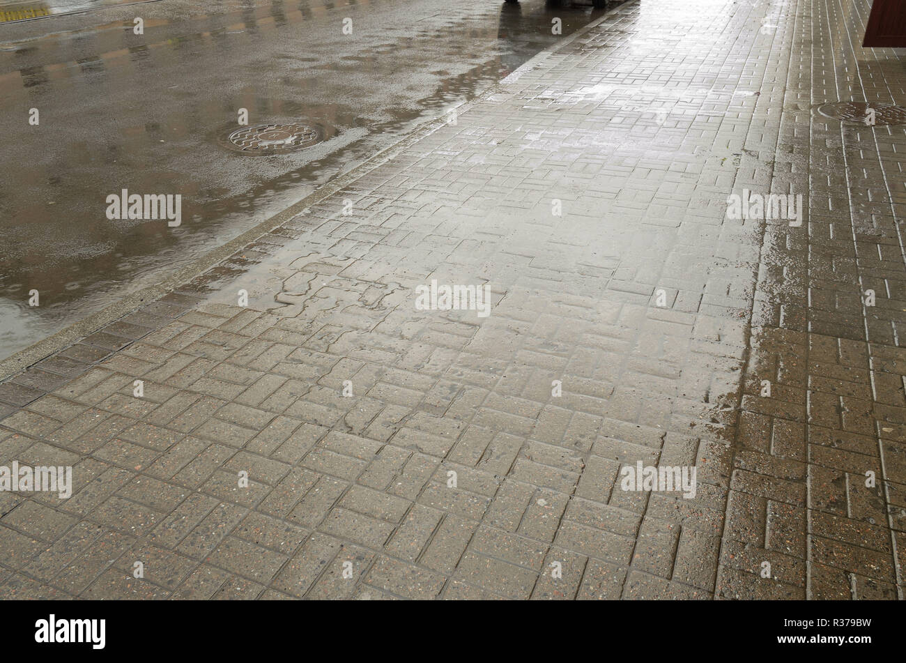 The city is pouring rain.Everywhere on the roads are puddles.Is damp ...