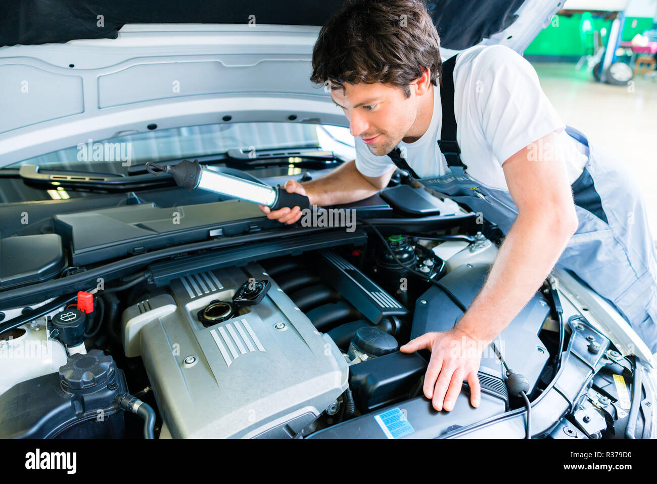car mechanic working in auto repair shop Stock Photo - Alamy
