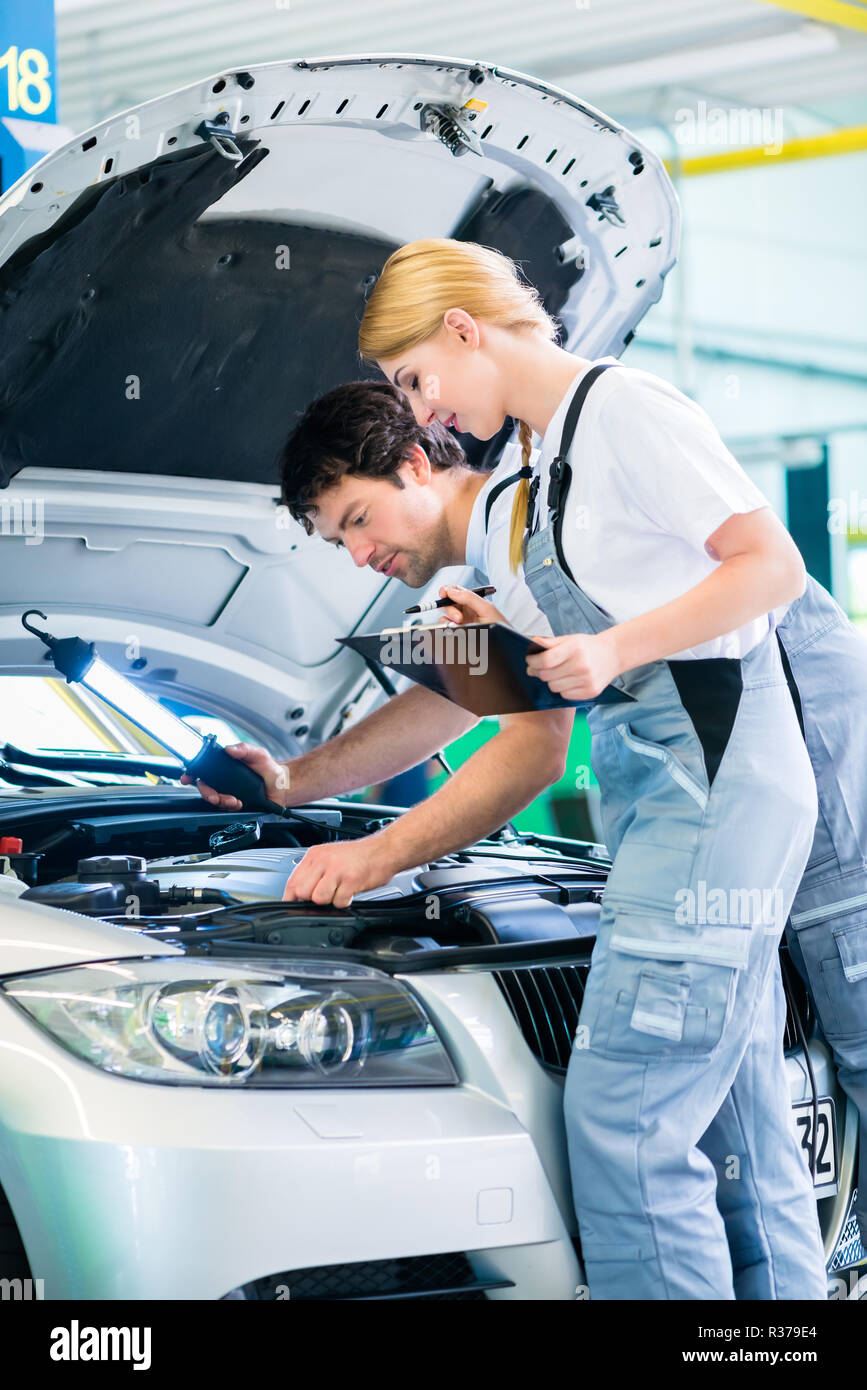 Team mechanics in garage workshop hi-res stock photography and images ...