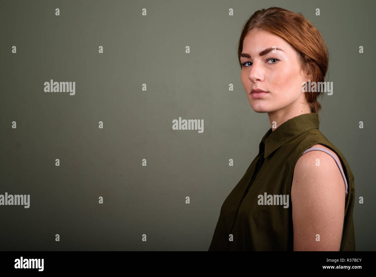 Women wearing green hi-res stock photography and images - Alamy
