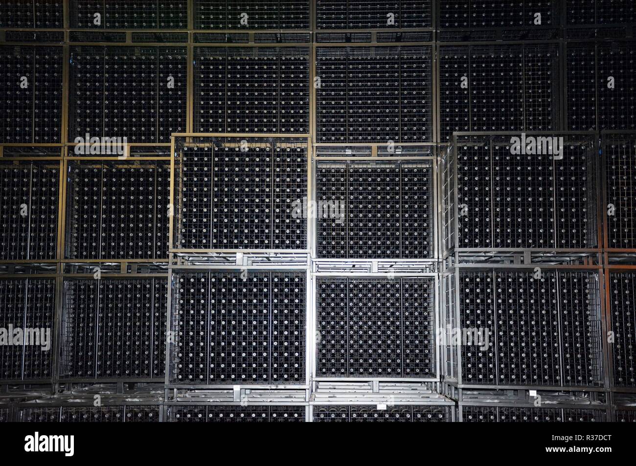 Metal platform hi-res stock photography and images - Alamy