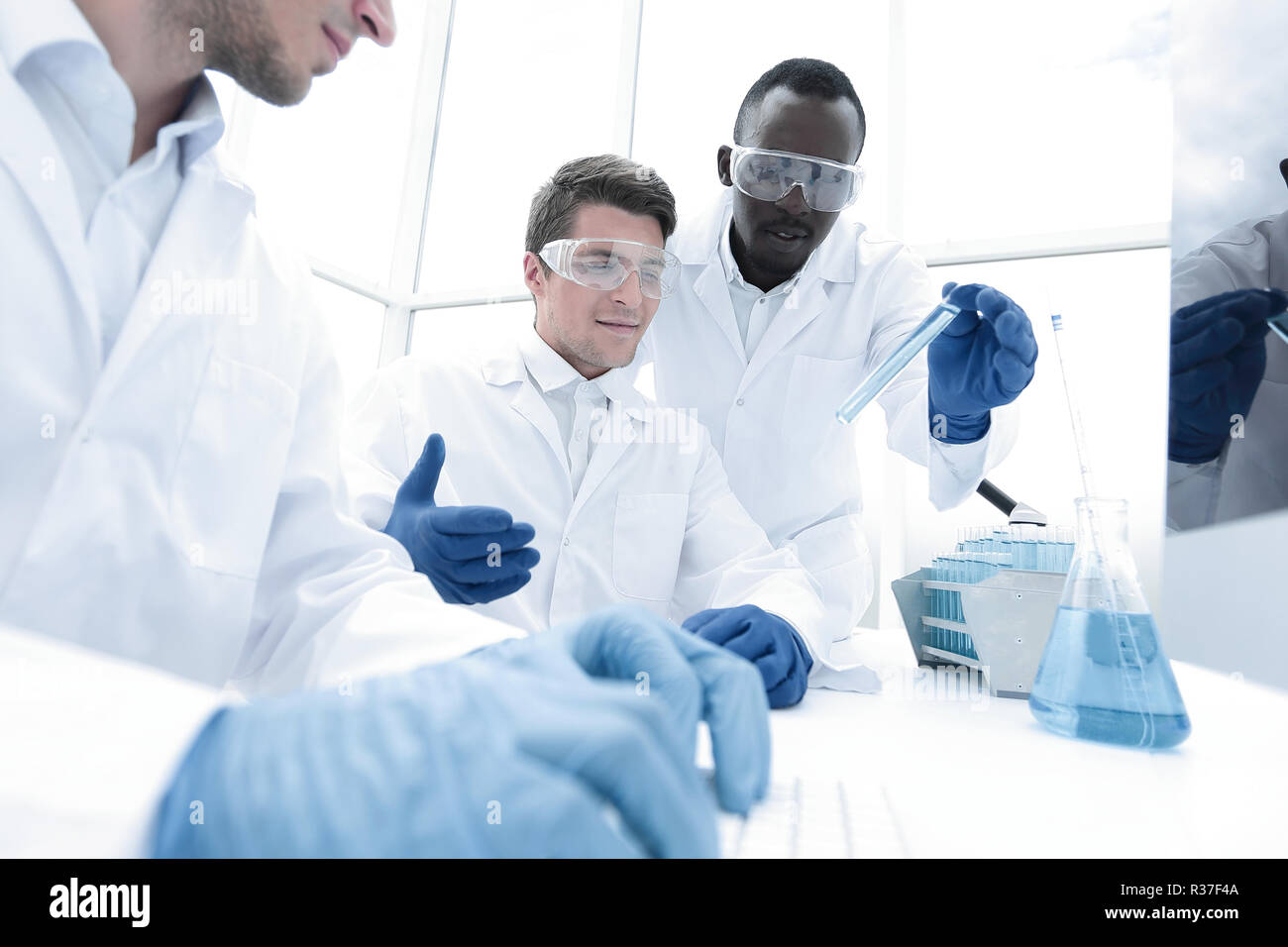 Lab discuss chemistry hi-res stock photography and images - Alamy