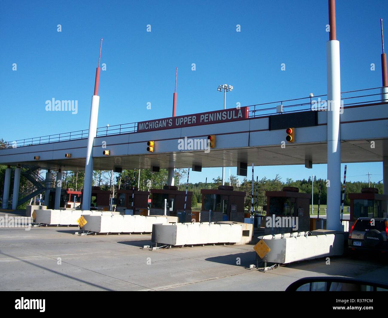 Barriers surrounding a toll booth hi-res stock photography and images ...