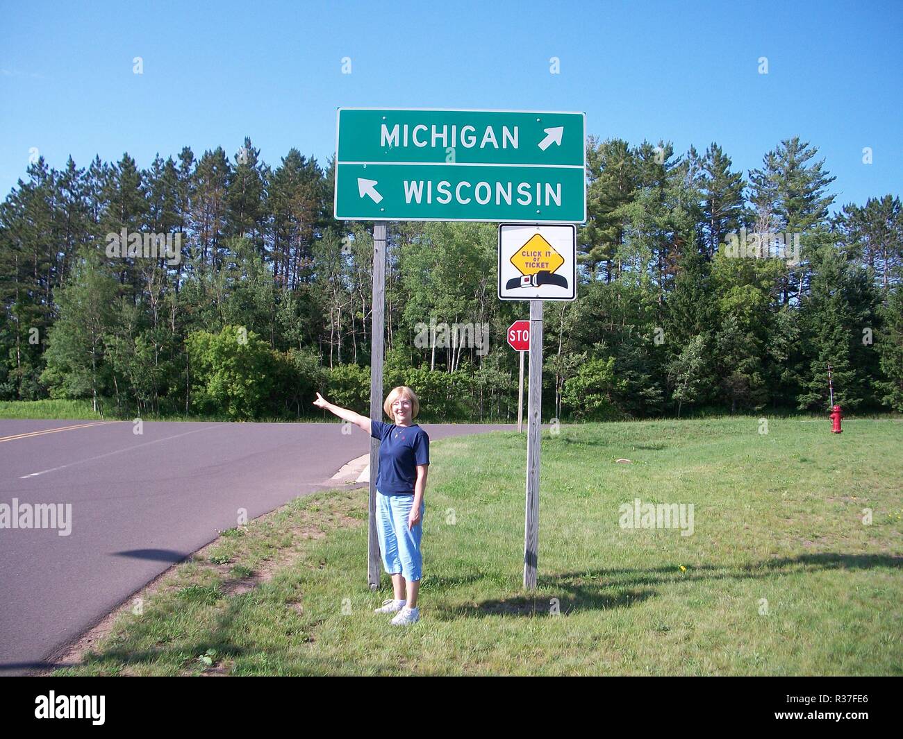Lady pointing at state border sign Stock Photo - Alamy
