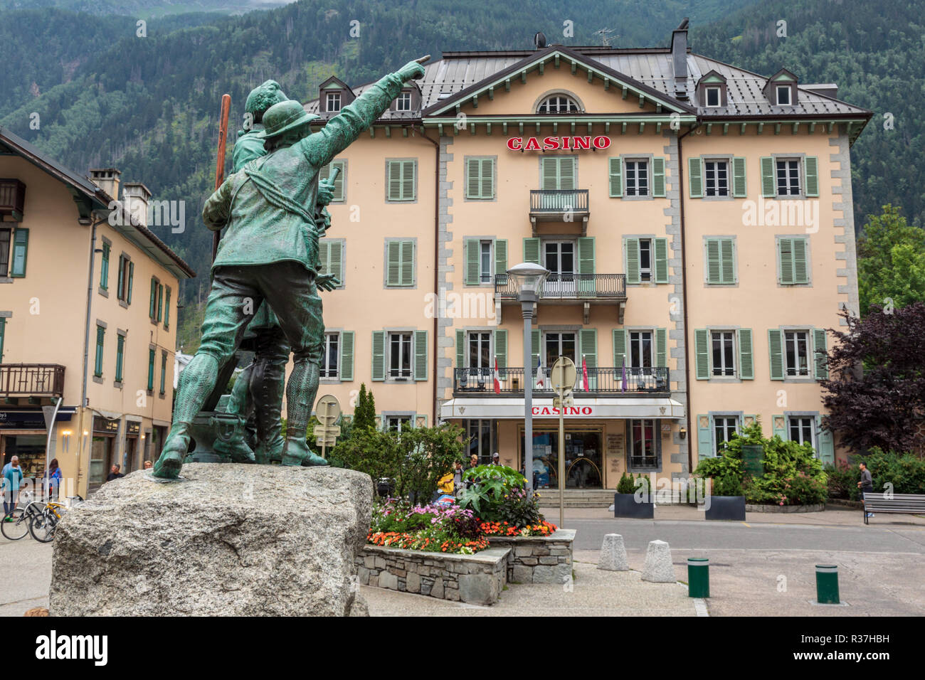 Statue of Jacques Balmat & Horace-Benedict de Saussure pointing to Mont ...