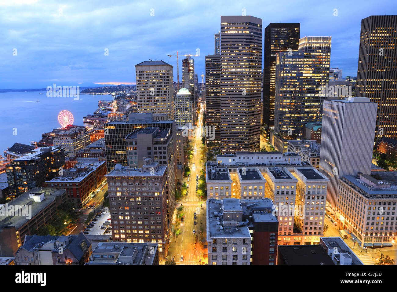 Skyline in evening hi-res stock photography and images - Alamy