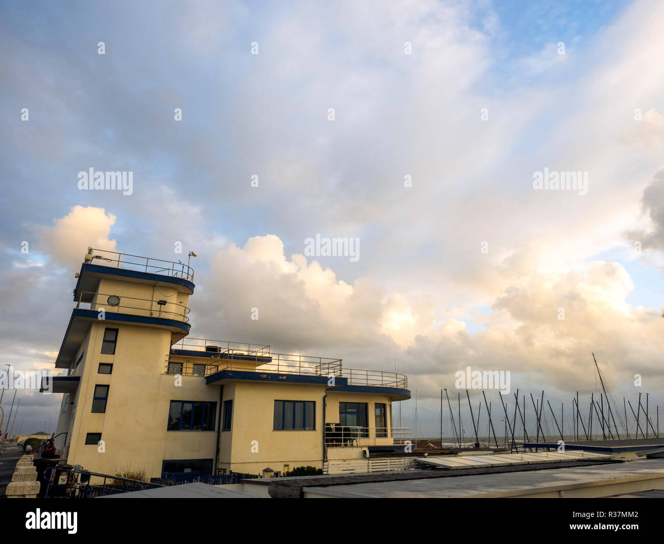 Bathing outdoors hi-res stock photography and images - Alamy