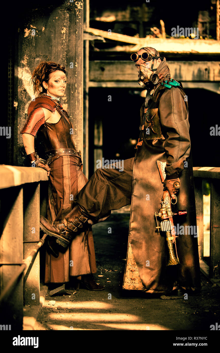 Steampunk couple in an apocaplytic scene Stock Photo - Alamy