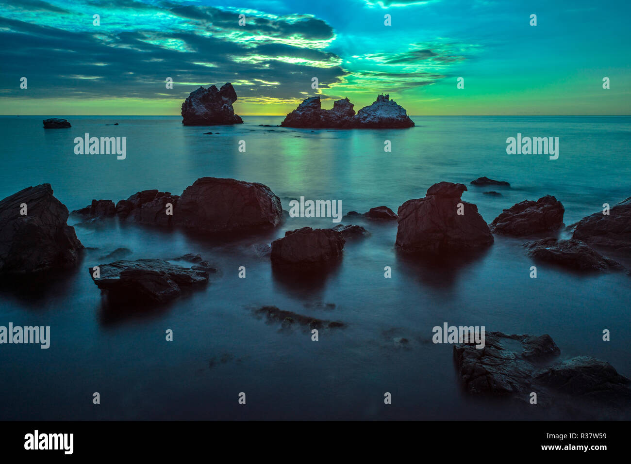 Moonlight and ocean hi-res stock photography and images - Alamy