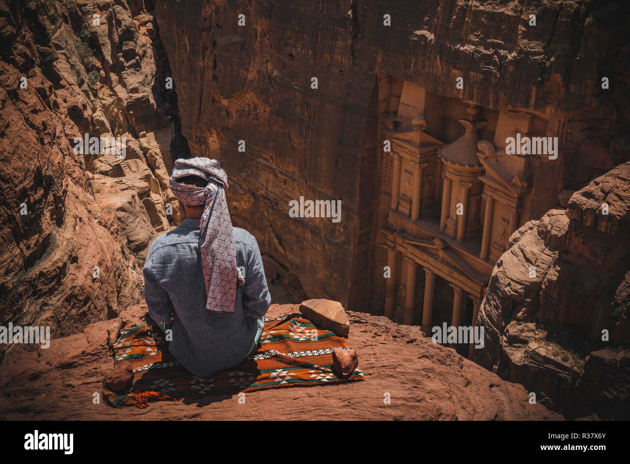 Jordan tourist turban hi-res stock photography and images - Alamy