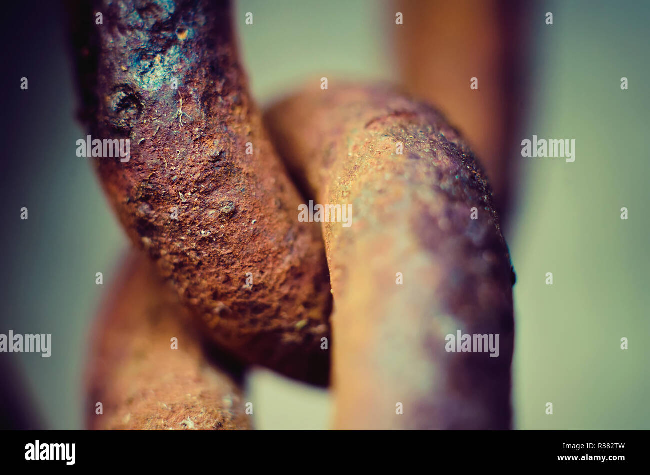 Rusty chain link hi-res stock photography and images - Alamy