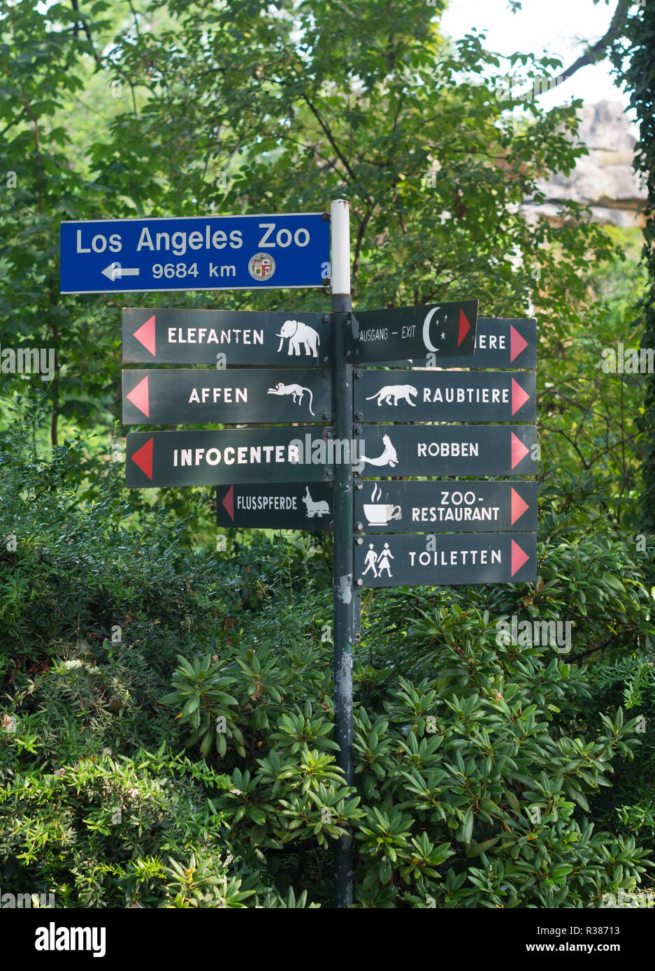 Direction sign zoo hi-res stock photography and images - Alamy
