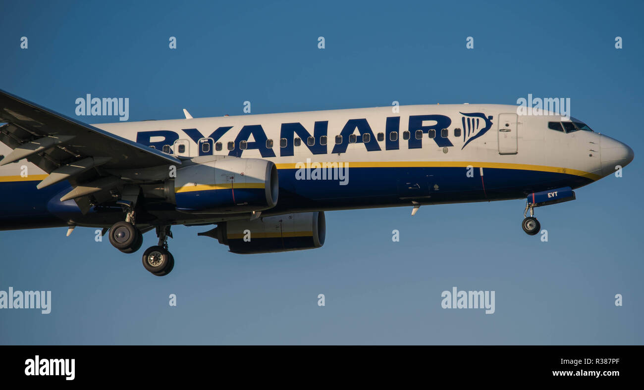 Ryanair Boeing 737-8AS at Gatwick Airport Stock Photo - Alamy