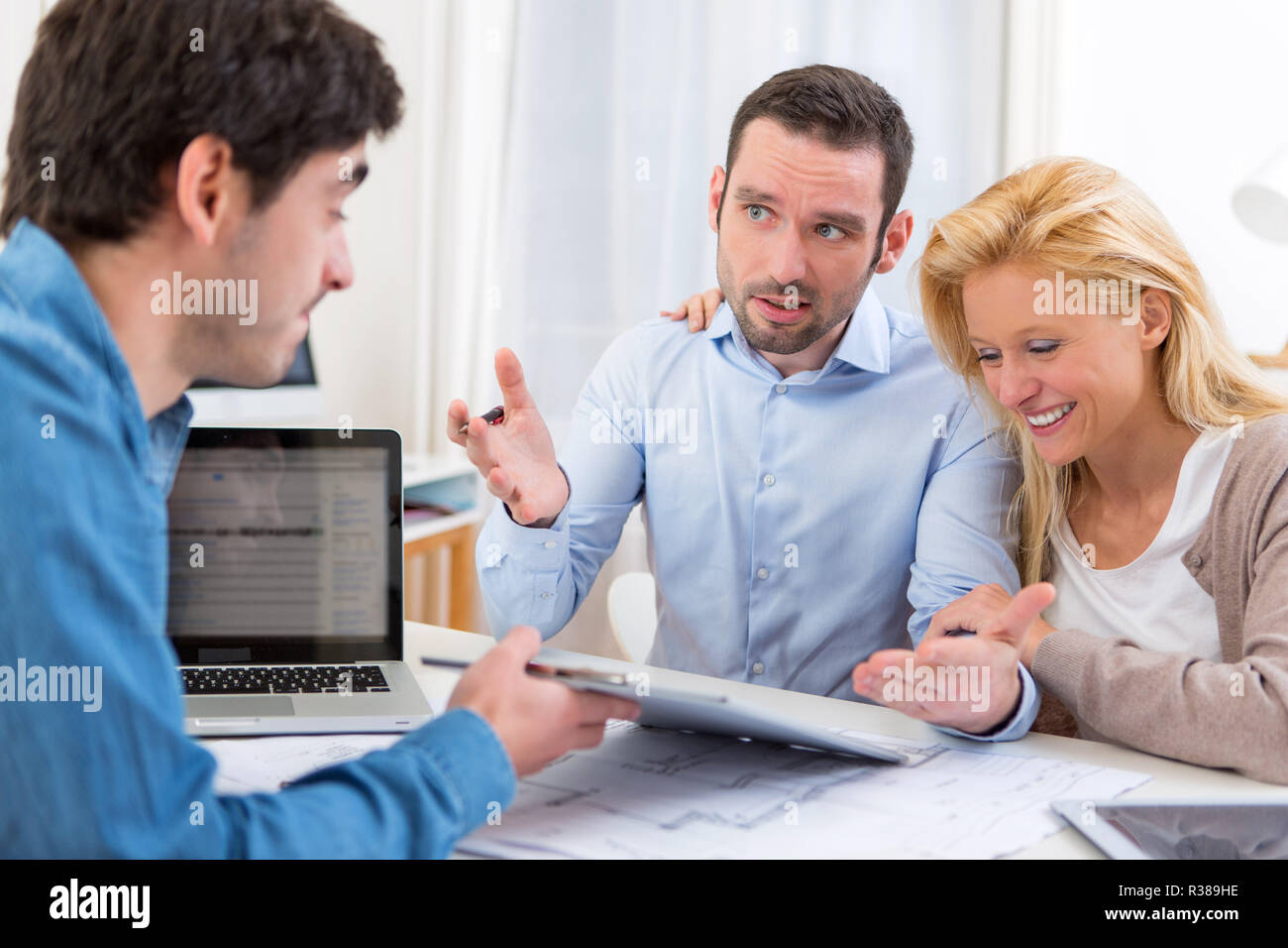 Couple house sell angry hi-res stock photography and images - Alamy