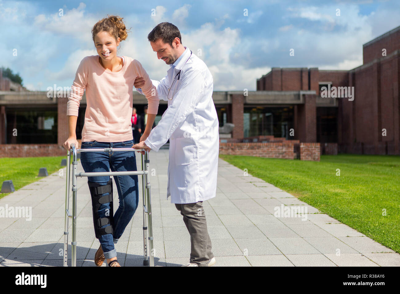 Zimmer frame hospital hi-res stock photography and images - Alamy