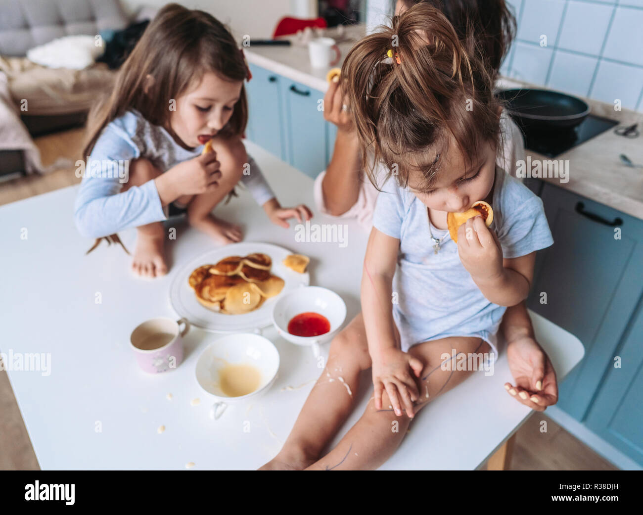 Teen girl eating pancakes hi-res stock photography and images - Alamy