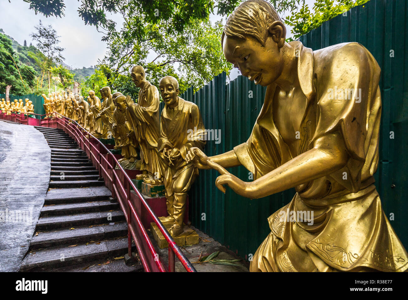 Gold painted Buddha statues on the steps up to the Ten Thousand Buddhas ...