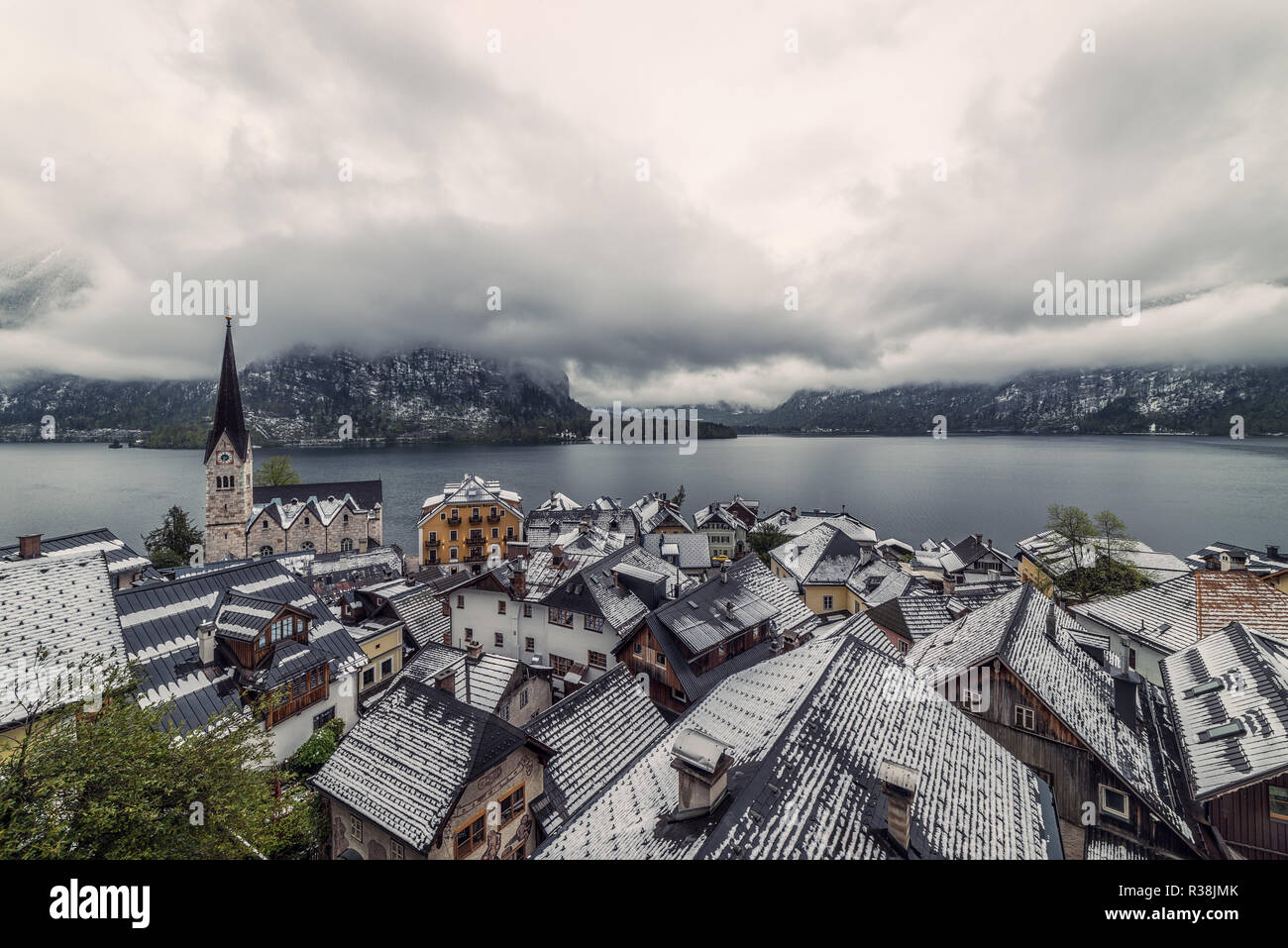 Unesco world heritage hallstatt with hallstatter see in winter hi-res ...