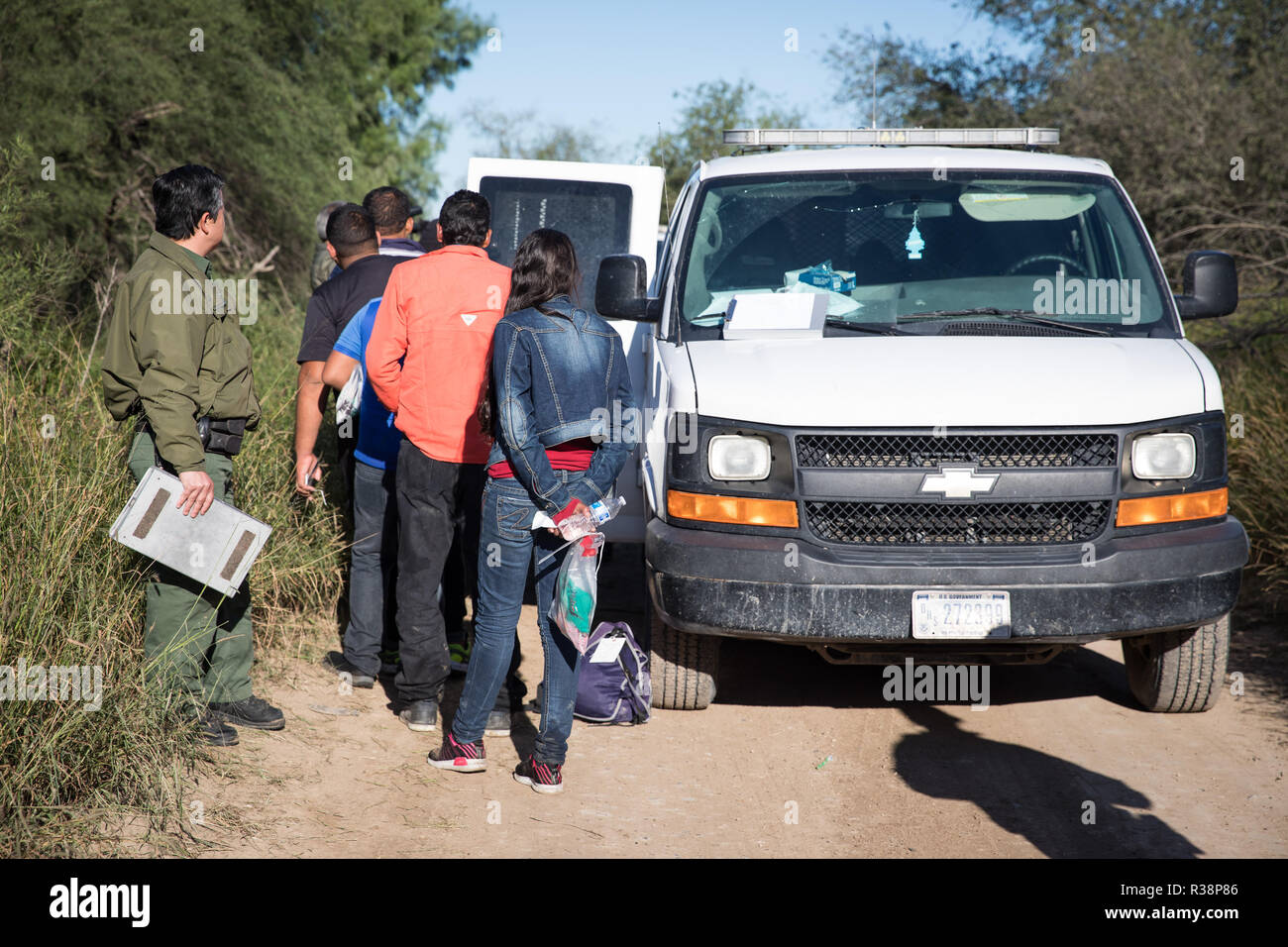 U.S. Border Patrol agents arrest illegal aliens attempting to cross the ...