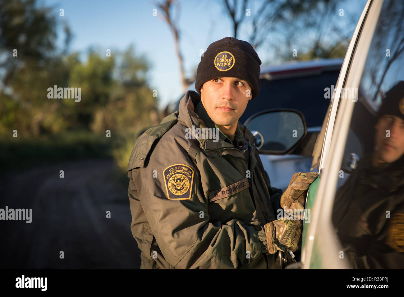 U.S. Border Patrol agents move to interdict illegal aliens attempting ...