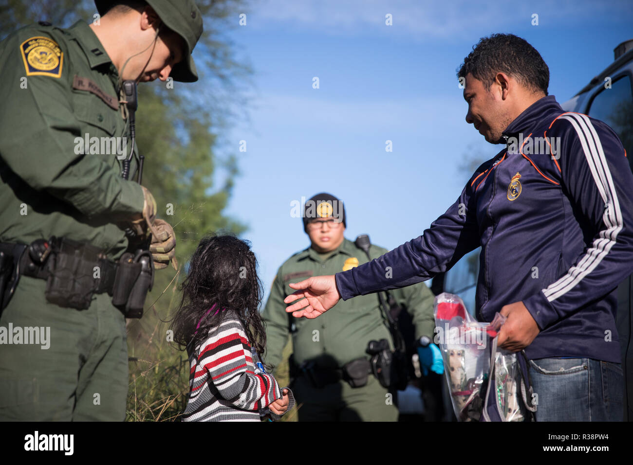 U.S. Border Patrol agents arrest illegal aliens attempting to cross the ...