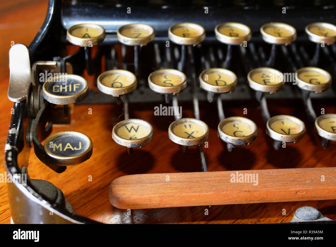 mechanics of an old typewriter Stock Photo - Alamy