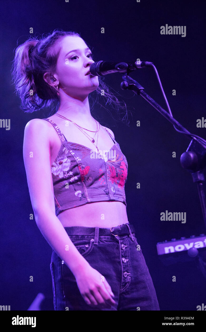 English singer songwriter maisie peters hi-res stock photography and ...