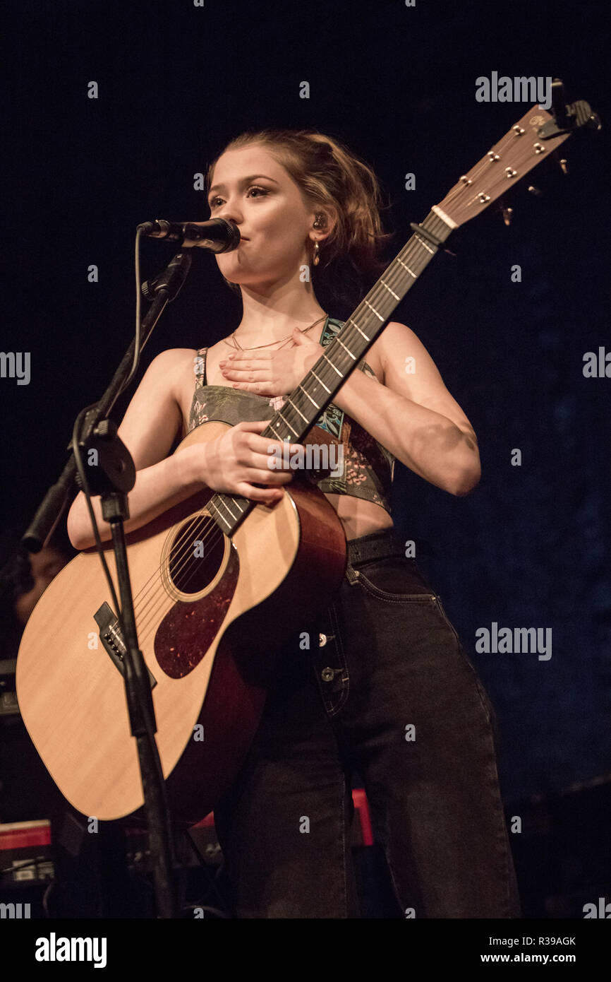 English singer songwriter maisie peters hi-res stock photography and ...