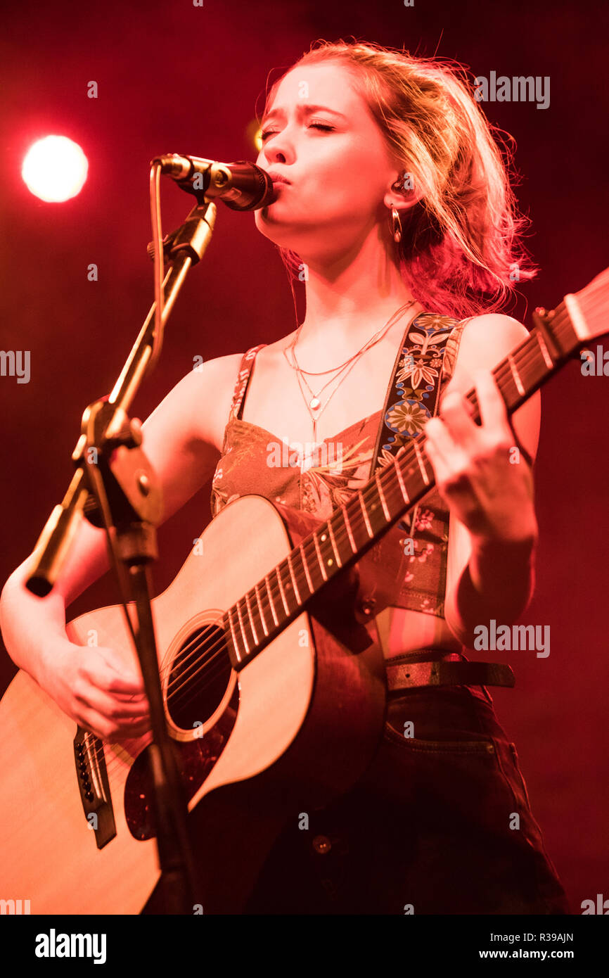 English singer songwriter maisie peters hi-res stock photography and ...