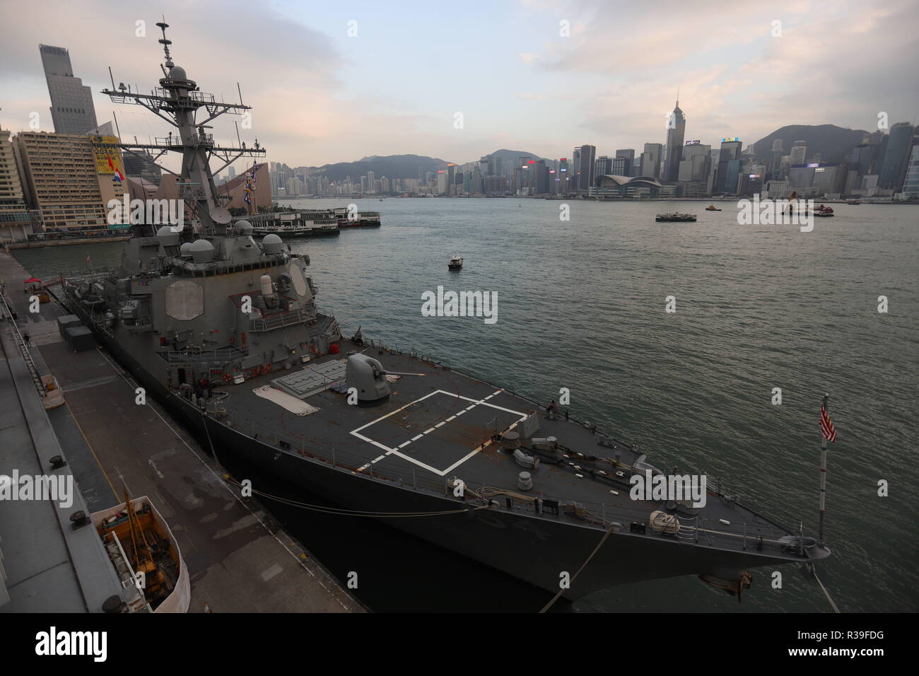 Hong Kong, . 22nd Nov, 2018. Guided-missile destroyer USS CURTIS WILBUR ...
