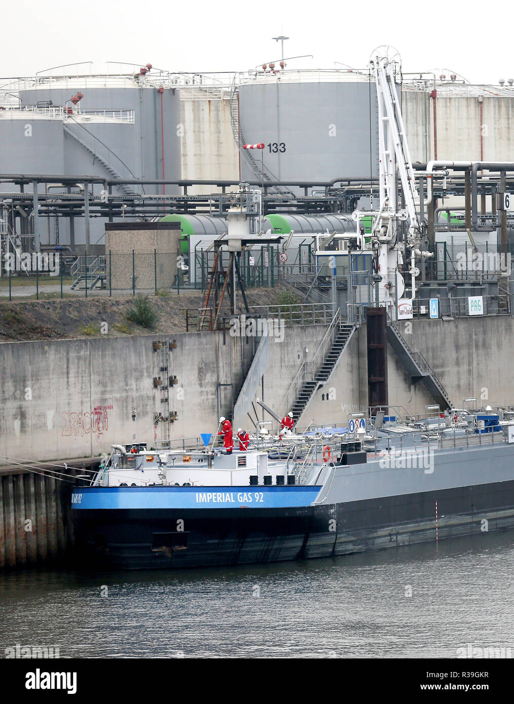 Oil freighter hi-res stock photography and images - Alamy