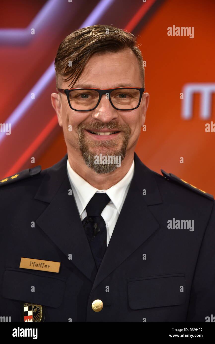 21 November 2018, North Rhine-Westphalia, Köln: The policeman Stefan Pfeiffer, head of the ...