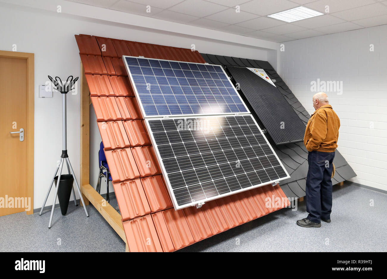 Chemnitz, Germany. 22nd Nov, 2018. A man looks into different solar ...