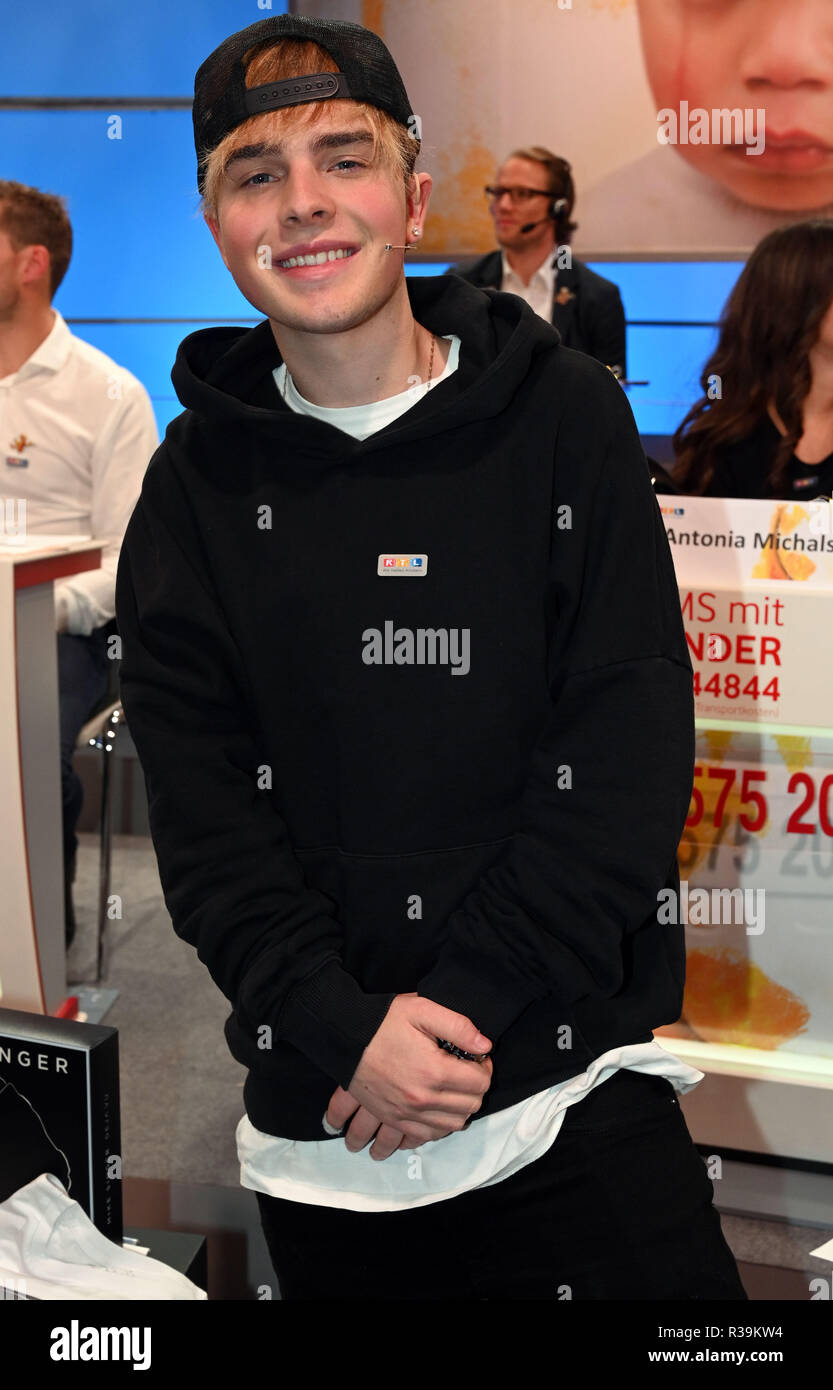 22 November 2018, North Rhine-Westphalia, Hürth: The singer Mike Singer ...