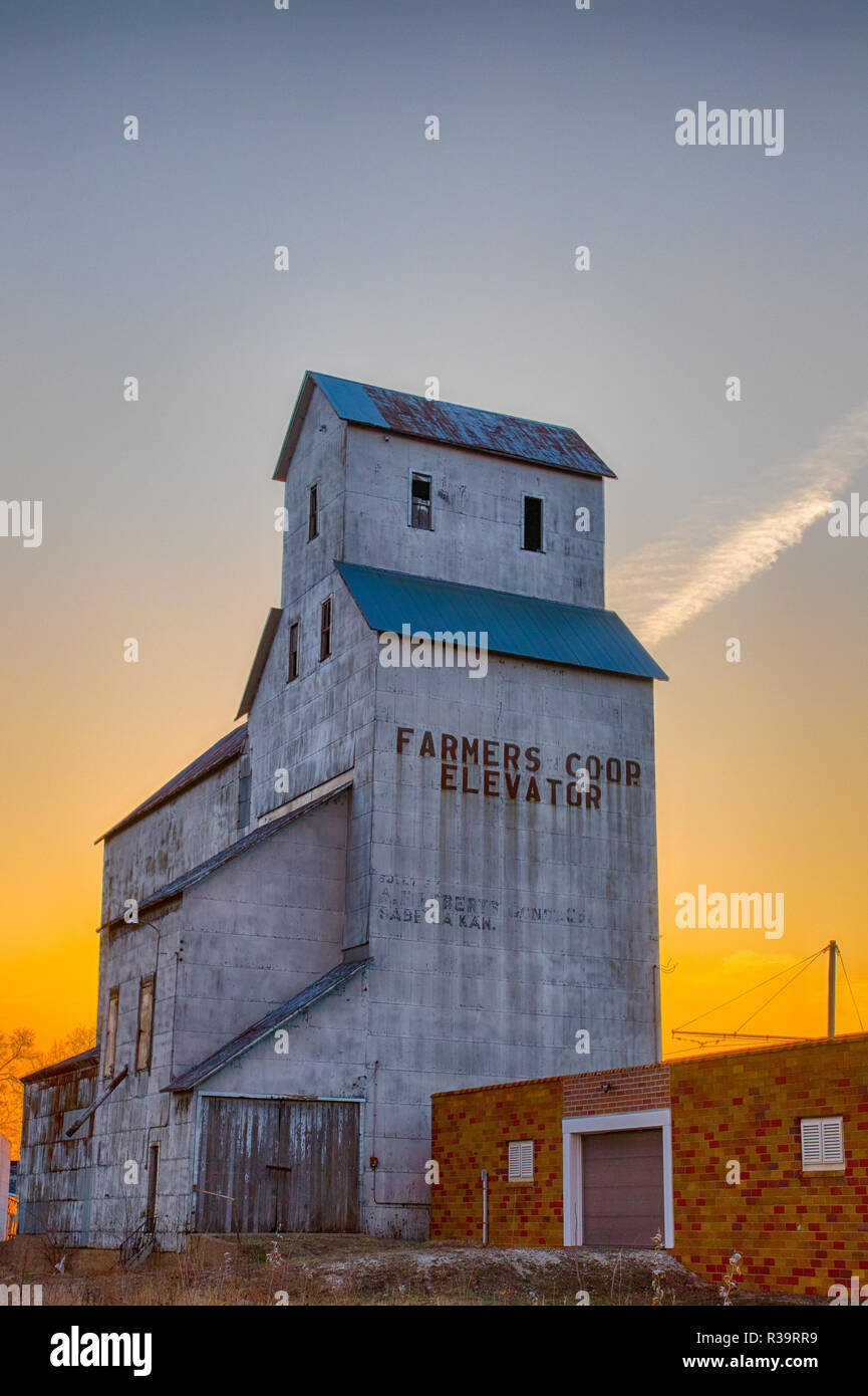Old grain elevator building railroad hi-res stock photography and ...