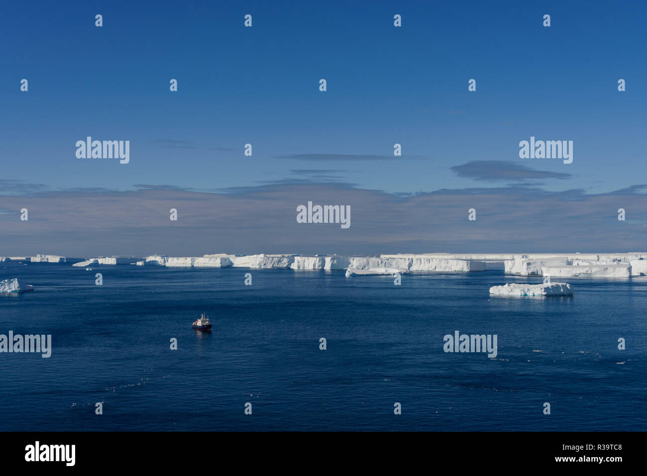 Antarctic landscape with expedition ship aerial view Stock Photo - Alamy Antarctic landscape with expedition ship aerial view Stock Photo - Alamy