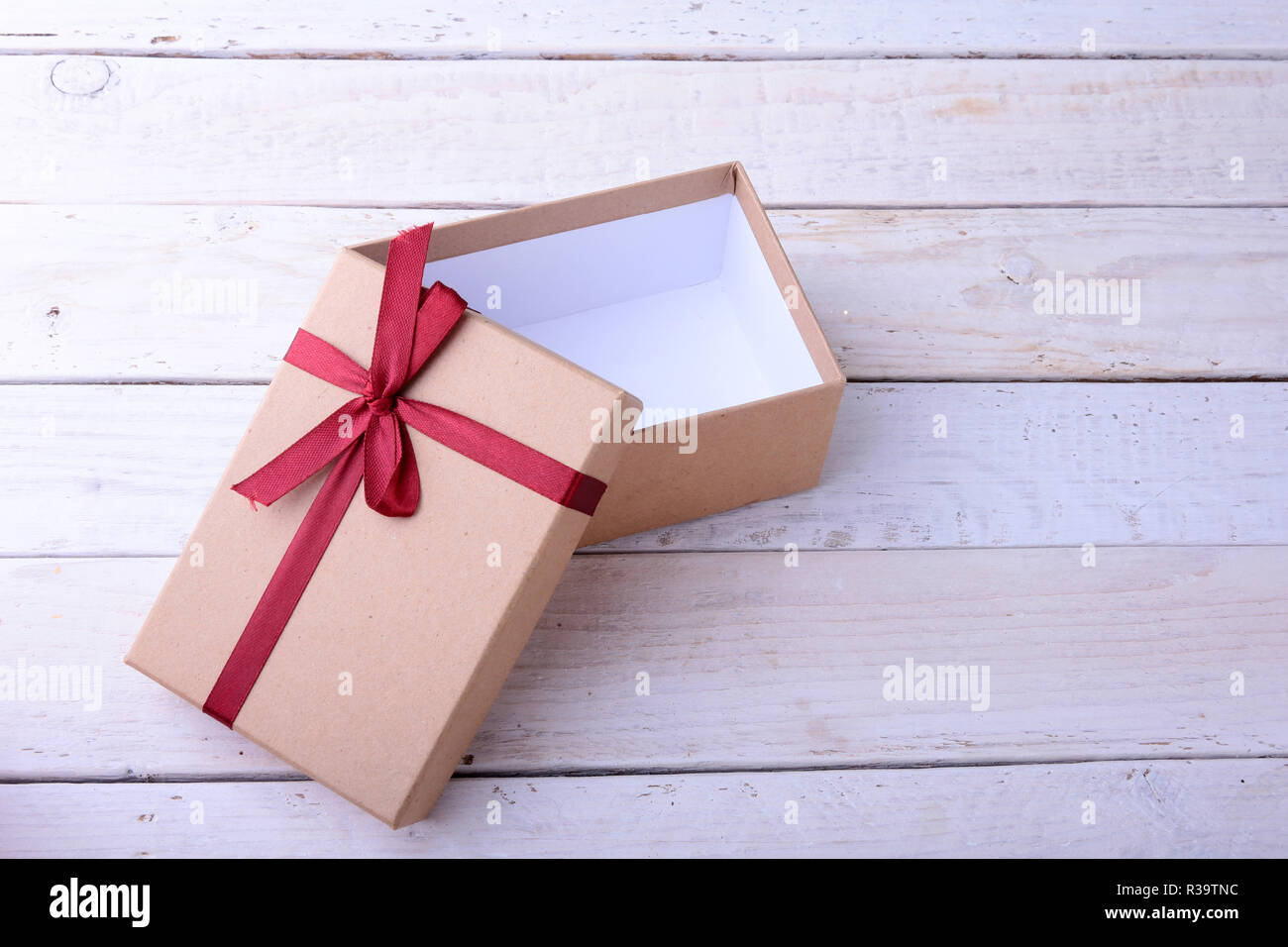Open boxes hi-res stock photography and images - Alamy